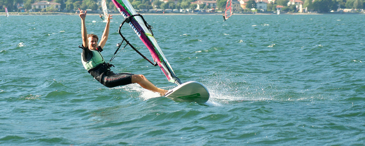 Windsurfen - Katamaran - Segeln - SUP | Kurse & Verleih am Comersee